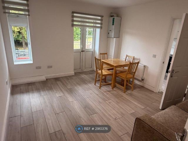 Leighton Buzzard Road, Hemel Hempstead HP1, 3 bed flat to rent, £1,600 pcm | PrimeLocation