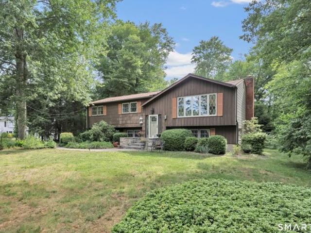 Leighton Ct, North Haven, Home For Sale