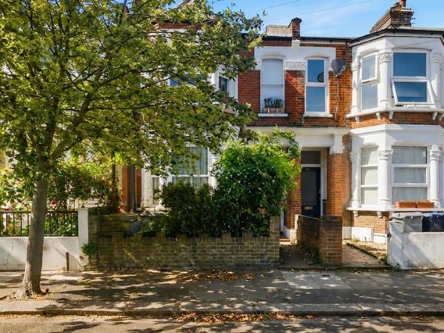 Leighton Gardens, London NW10 2 bed ground floor flat to rent £2,200 pcm £508 pw