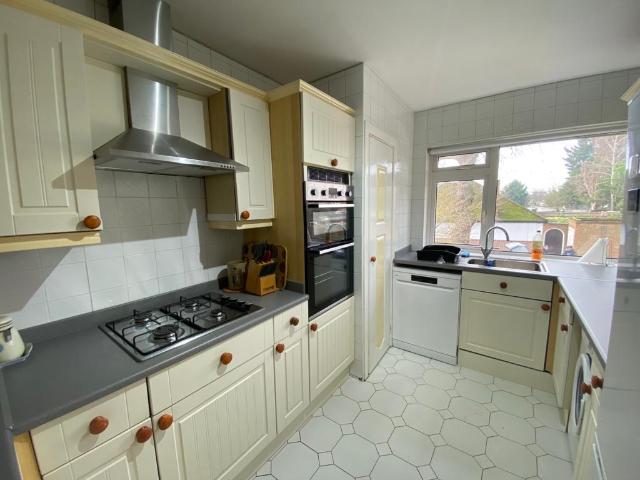 Leighton Road, London W13 2 bed flat to rent £1,900 pcm £438 pw