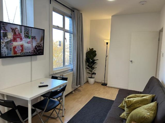 Leinster Terrace, London W2 2 bed flat to rent £2,860 pcm £660 pw
