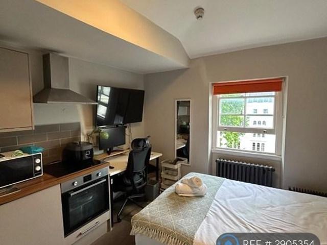 Leinster Square, London, W2 Studio to rent £1,650 pcm £381 pw