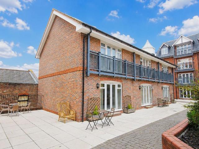 Leret Way, Leatherhead KT22, 1 bed flat to rent, £1,300 pcm | PrimeLocation