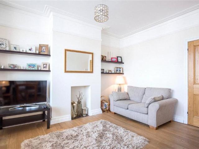 Leslie Road, East Finchley, London, N2 2 bed maisonette to rent £2,400 pcm £554 pw