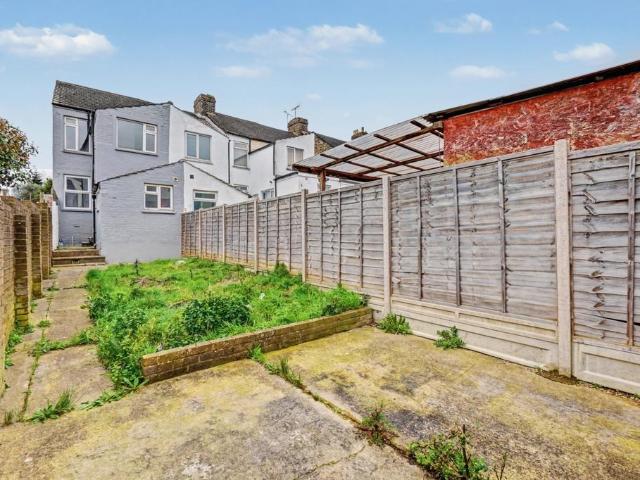 Leslie Road, Gillingham 3 bed end of terrace house to rent £1,275 pcm £294 pw