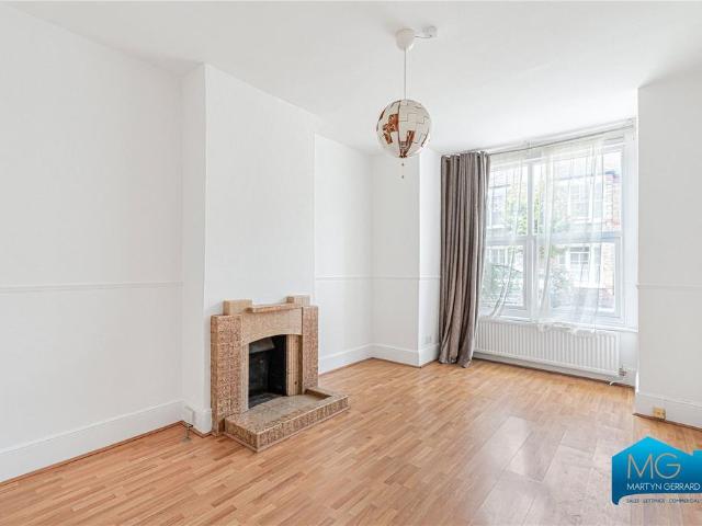Leslie Road, London, N2 2 bed apartment to rent £2,250 pcm £519 pw