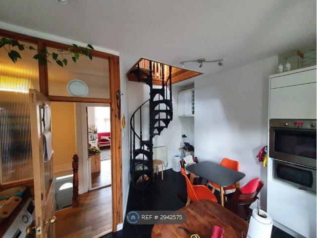 Leslie Road, London N2, 2 bed terraced house to rent, £2,400 pcm | PrimeLocation