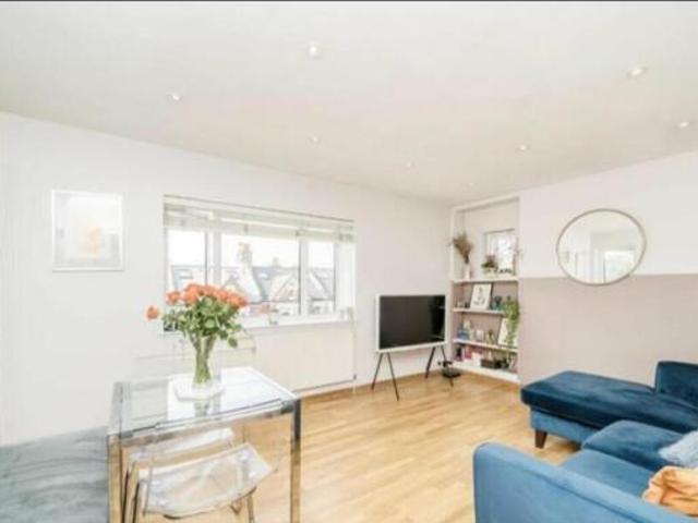Lessar Court, Clapham Common, 2 Bedroom Flat