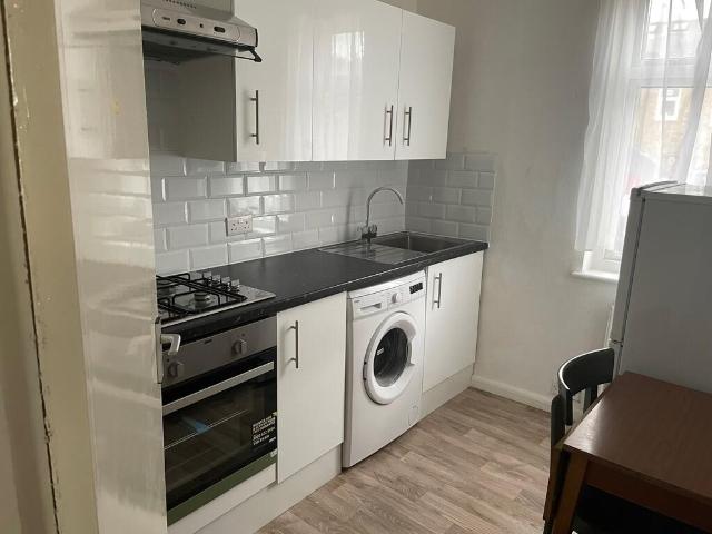 LESSINGHAM AVENUE TOOTING SW17 2 bed flat to rent £2,100 pcm £485 pw