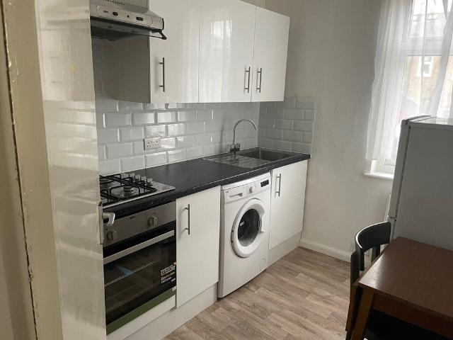 Lessingham Avenue, London SW17, 2 bed flat to rent, £2,100 pcm | PrimeLocation