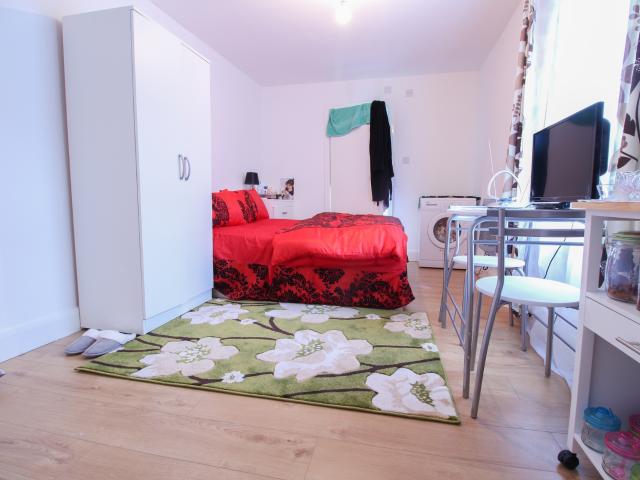 Let Homerton High Street, Homerton, London, E9 £1,050 pcm Tenancy Info