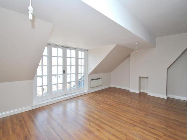 Letchworth Garden City SG6 1 bed apartment to rent £1,050 pcm £242 pw