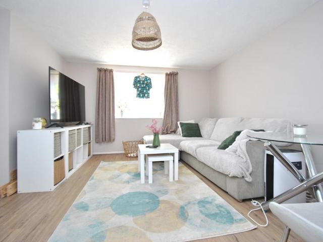 Letchworth Garden City SG6 2 bed apartment to rent £1,175 pcm £271 pw