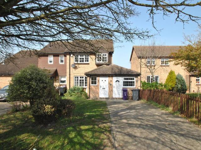 Letchworth Garden City SG6 3 bed semi detached house to rent £1,695 pcm £391 pw