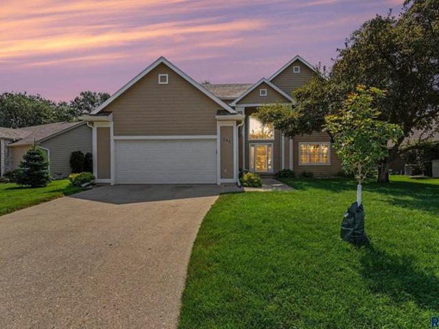 246 Levee Trl, Dakota Dunes, SD 57049