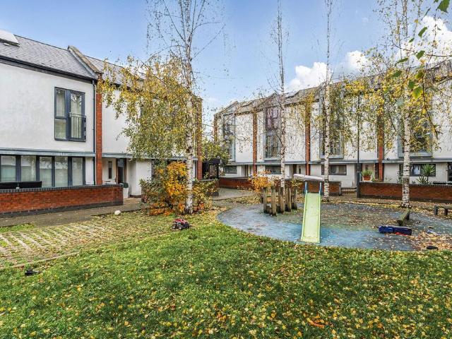 Leverton Close, Wood Green, London, N22 2 bed end of terrace house to rent £2,250 pcm £519 pw