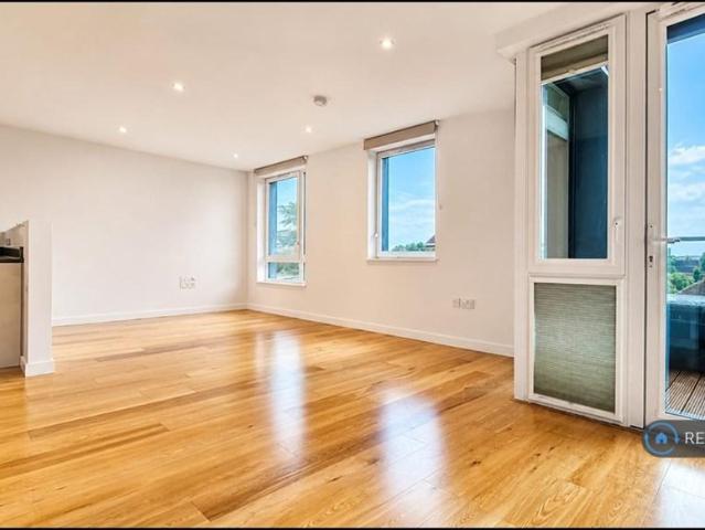 Levett House, Southall, UB2 2 bed flat to rent £2,000 pcm £462 pw