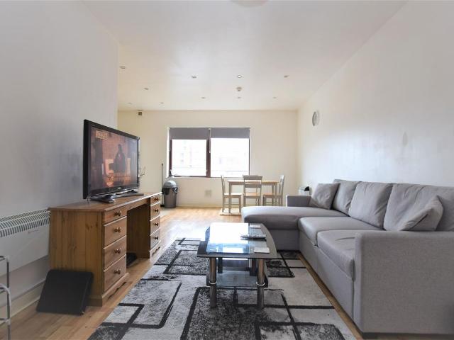 Lewis Road, Sutton SM1, 2 bed flat to rent, £1,600 pcm | PrimeLocation