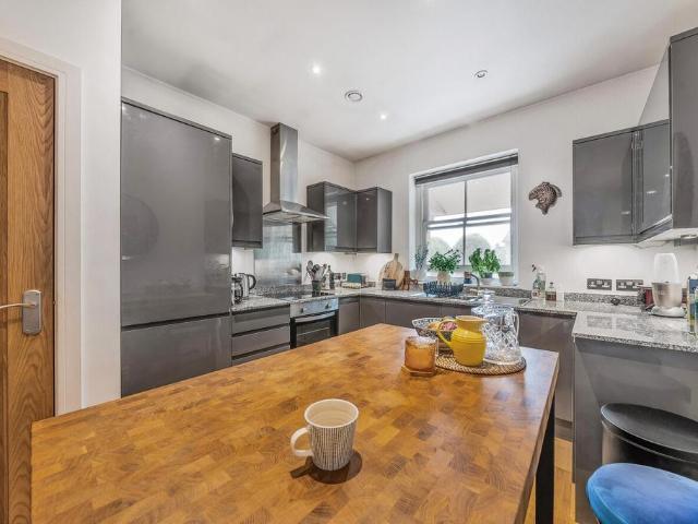 Lewisham Way, Brockley, London, SE4 3 bed flat to rent £2,800 pcm £646 pw