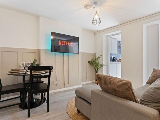 Lewisham Way, London, 6 SE14, 3 bed flat to rent, £2,950 pcm | PrimeLocation