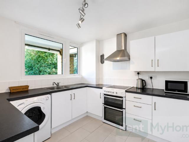 Lewisham Hill, London 3 bed flat to rent £2,100 pcm £485 pw