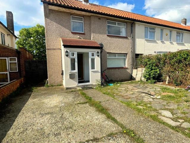 Lexden Drive, Romford, RM6 3 bed terraced house to rent £2,450 pcm £565 pw