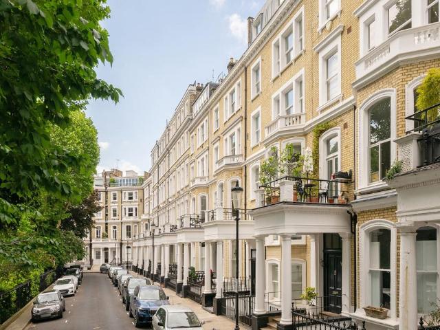 Lexham Gardens, London, W8 3 bed flat to rent £8,000 pcm £1,846 pw
