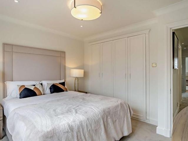 Lexham Gardens, London W8 2 bed apartment to rent £4,160 pcm £960 pw