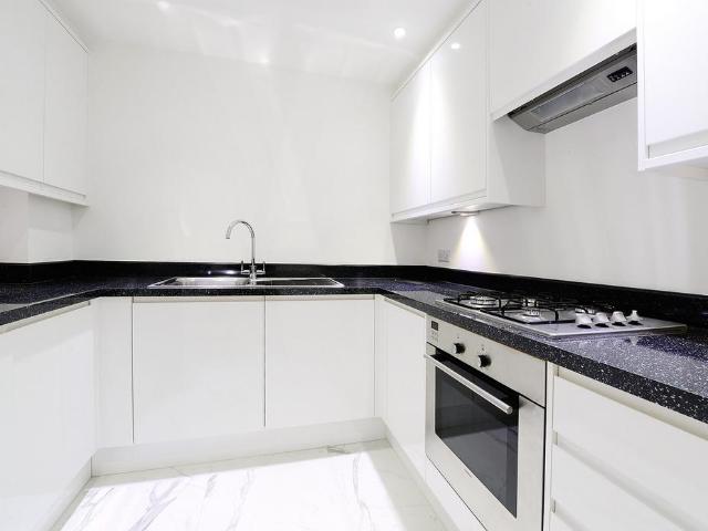 Lexham Gardens, London, W8 2 bed flat to rent £4,008 pcm £925 pw