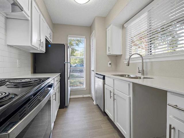 Lexington Apartment Homes 2 Bedroom Apartment for Rent at 5426 Meadowcreek Dr, Dallas, TX 75248 Prestonwood Estates