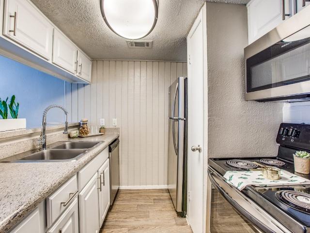 Lexington Apartment Homes 2 Bedroom Apartment for Rent at 5426 Meadowcreek Dr, Dallas, TX 75248 Prestonwood Estates