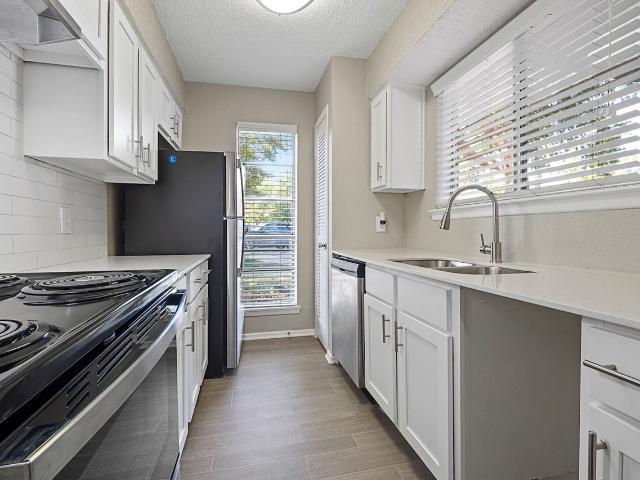 Lexington Apartment Homes 3 Bedroom Apartment for Rent at 5426 Meadowcreek Dr, Dallas, TX 75248 Prestonwood Estates