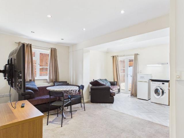 Lexington Avenue, Maidenhead, Berkshire SL6, 1 bed maisonette to rent, £1,500 pcm | PrimeLocation