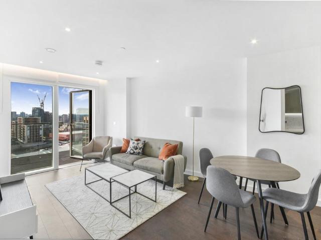Lexington Gardens, London SW11 2 bed apartment to rent £3,497 pcm £807 pw