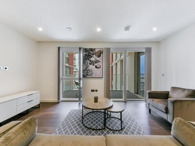 Lexington Gardens, Nine Elms, London. 2 bed flat to rent £3,900 pcm £900 pw