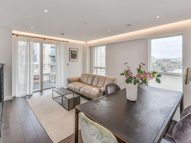 Lexington Gardens, SW11, Battersea. 2 bed flat to rent £3,857 pcm £890 pw