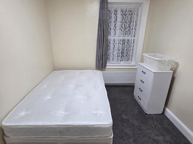 Leyton E10, Room to rent, £750 pcm | PrimeLocation