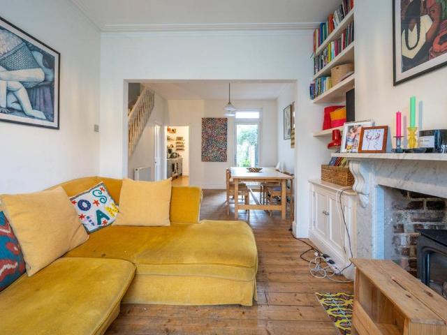Sunnyside Road, Leyton, Leyton. 3 bed terraced house to rent £4,650 pcm £1,073 pw