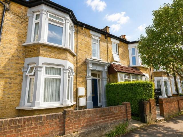 Leyton Park Road, London, E10 4 bed flat to rent £2,350 pcm £542 pw