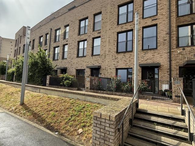Leyton Road, London E15 3 bed triplex to rent £3,400 pcm £785 pw