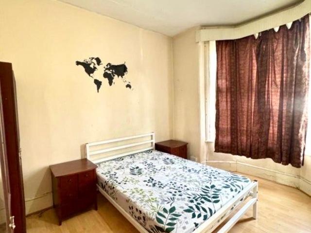 Leytonstone E11, Room to rent, £800 pcm | PrimeLocation
