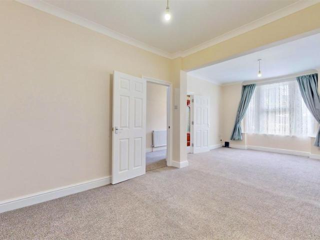 Leytonstone, London E11 4 bed terraced house to rent £2,600 pcm £600 pw