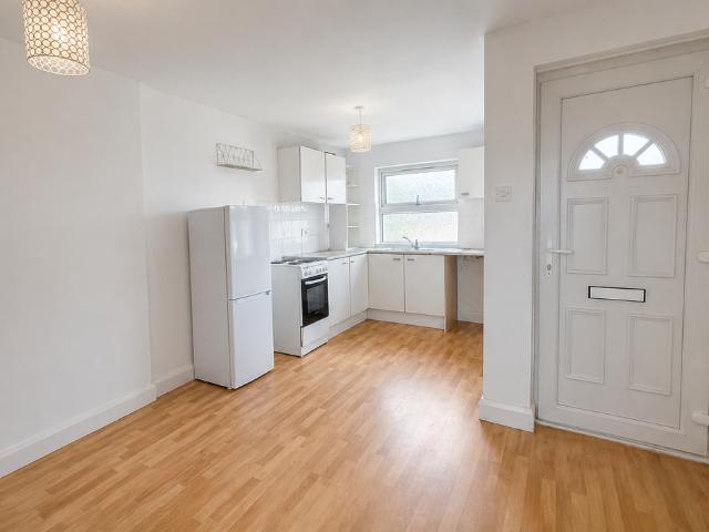 Leytonstone Road, London E15 2 bed flat to rent £1,750 pcm £404 pw