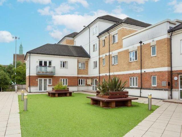 Ley Farm Close, Garston, Watford. 1 bed ground floor flat to rent £1,595 pcm £368 pw