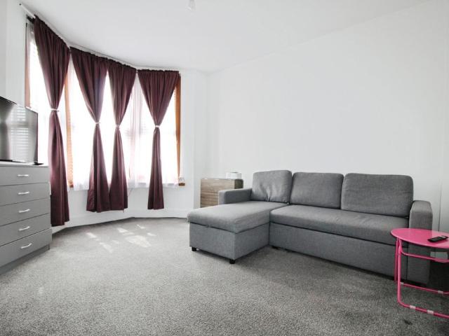 Ley Street, Ilford, IG1 1 bed flat to rent £1,595 pcm £368 pw