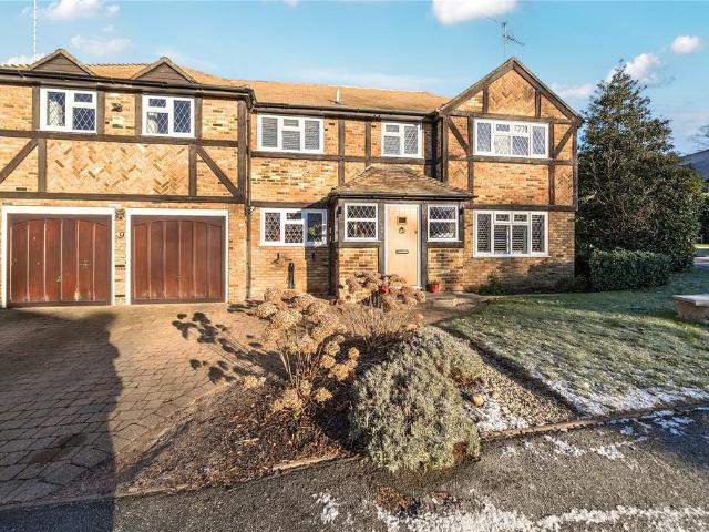Leycester Close, Windlesham, Surrey. 5 bed detached house to rent £3,950 pcm £912 pw