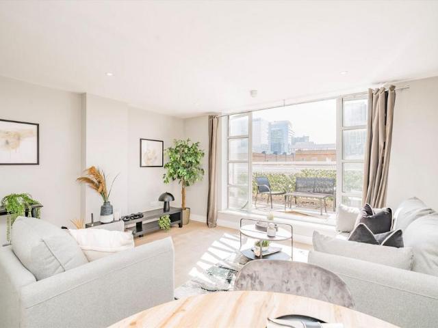 Leyden Street, London E1 1 bed flat to rent £2,700 pcm £623 pw