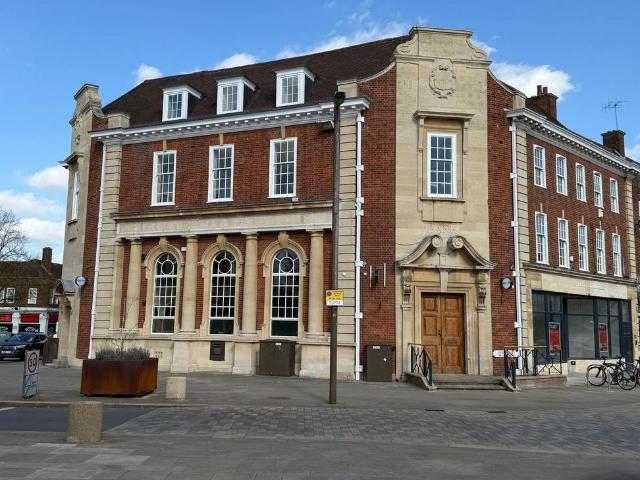 Leys Avenue, Letchworth Garden City. 1 bed apartment to rent £1,195 pcm £276 pw