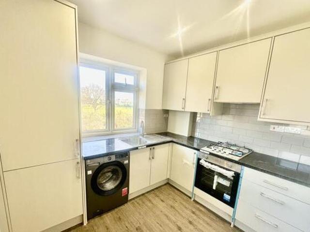 Leyswood Drive, Ilford, 2 Bedroom Maisonette