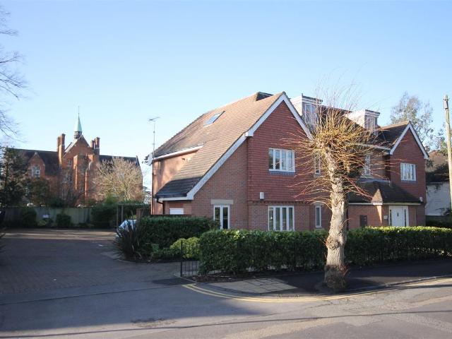 Lime Court, Leatherhead KT22, 2 bed flat to rent, £1,700 pcm | PrimeLocation